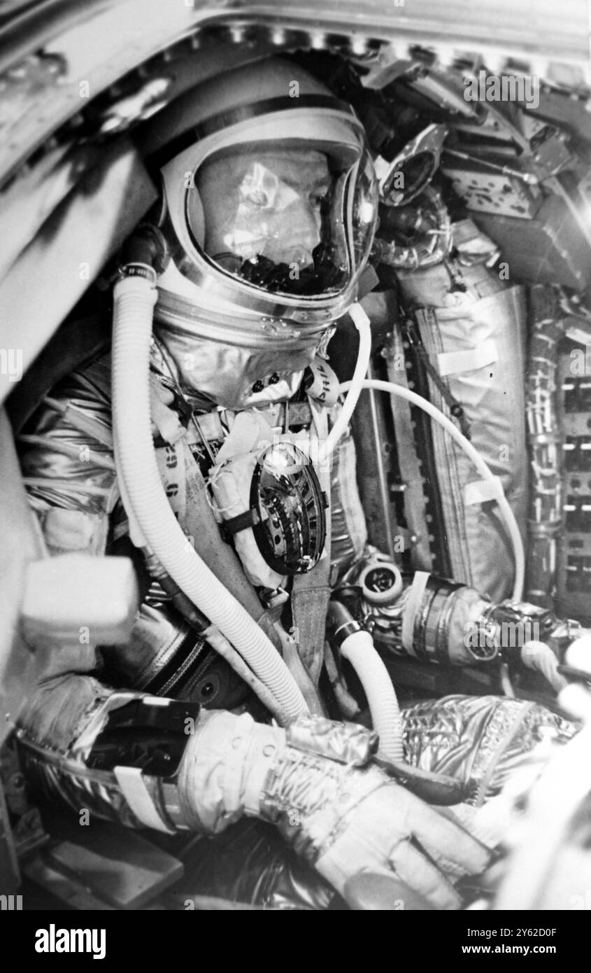 SPACE TRAVEL AMERICAN ASTRONAUT MALCOLM SCOTT CARPENTER SETTLES ON BACK ...