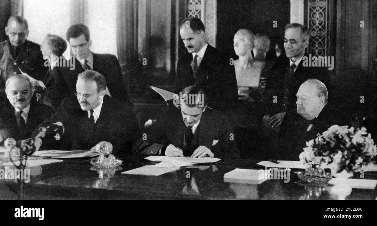 Winston churchill signing treaty Black and White Stock Photos & Images ...