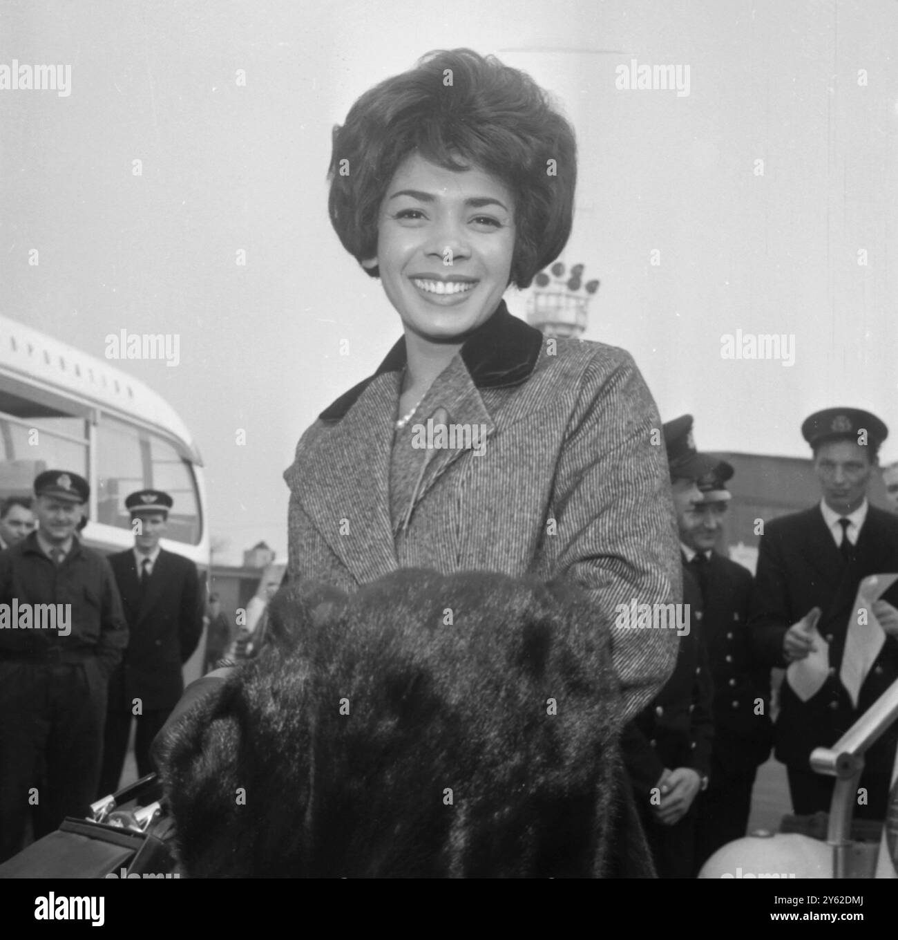 SINGER SHIRLEY BASSEY AT LONDON AIRPORT / 10 APRIL 1961 Stock Photo - Alamy