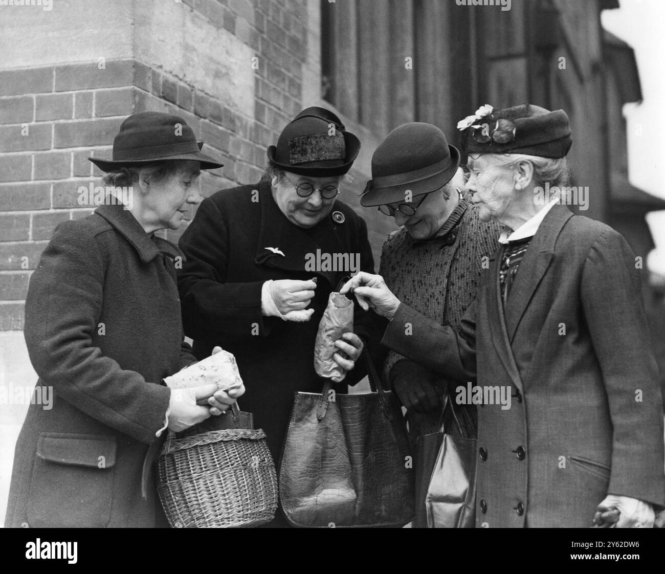 Elderly women friends eating sweets and gossiping Stock Photo - Alamy