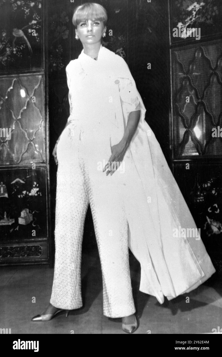 Coco chanel suit 1960 hi-res stock photography and images - Alamy