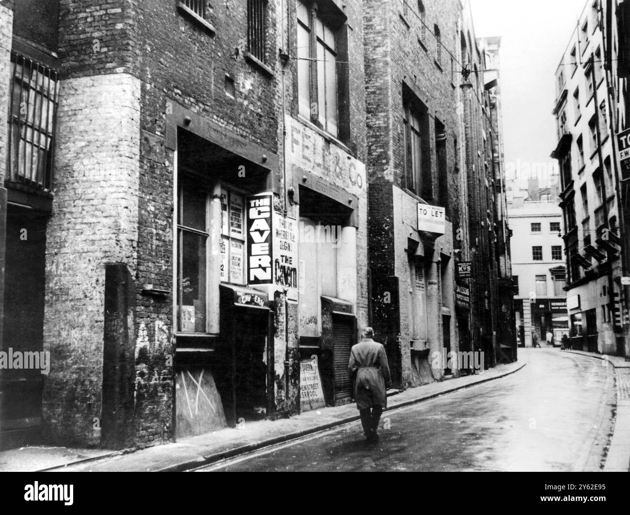 Liverpool 1960s the cavern the beatles hi-res stock photography and ...