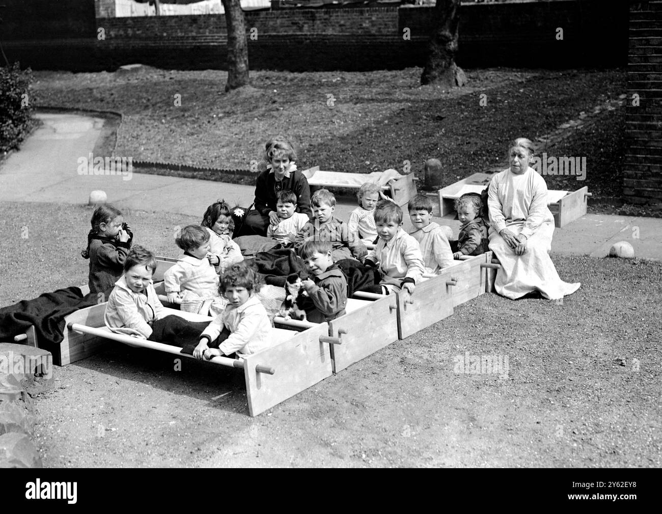 1910s 1920s nineteen tens twenties hi-res stock photography and images ...