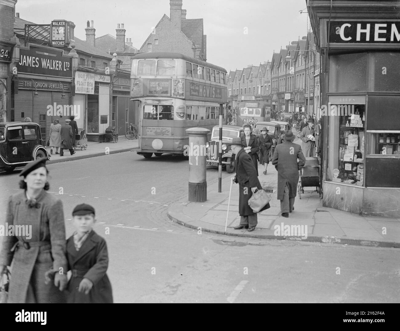 1940 women street hi-res stock photography and images - Alamy