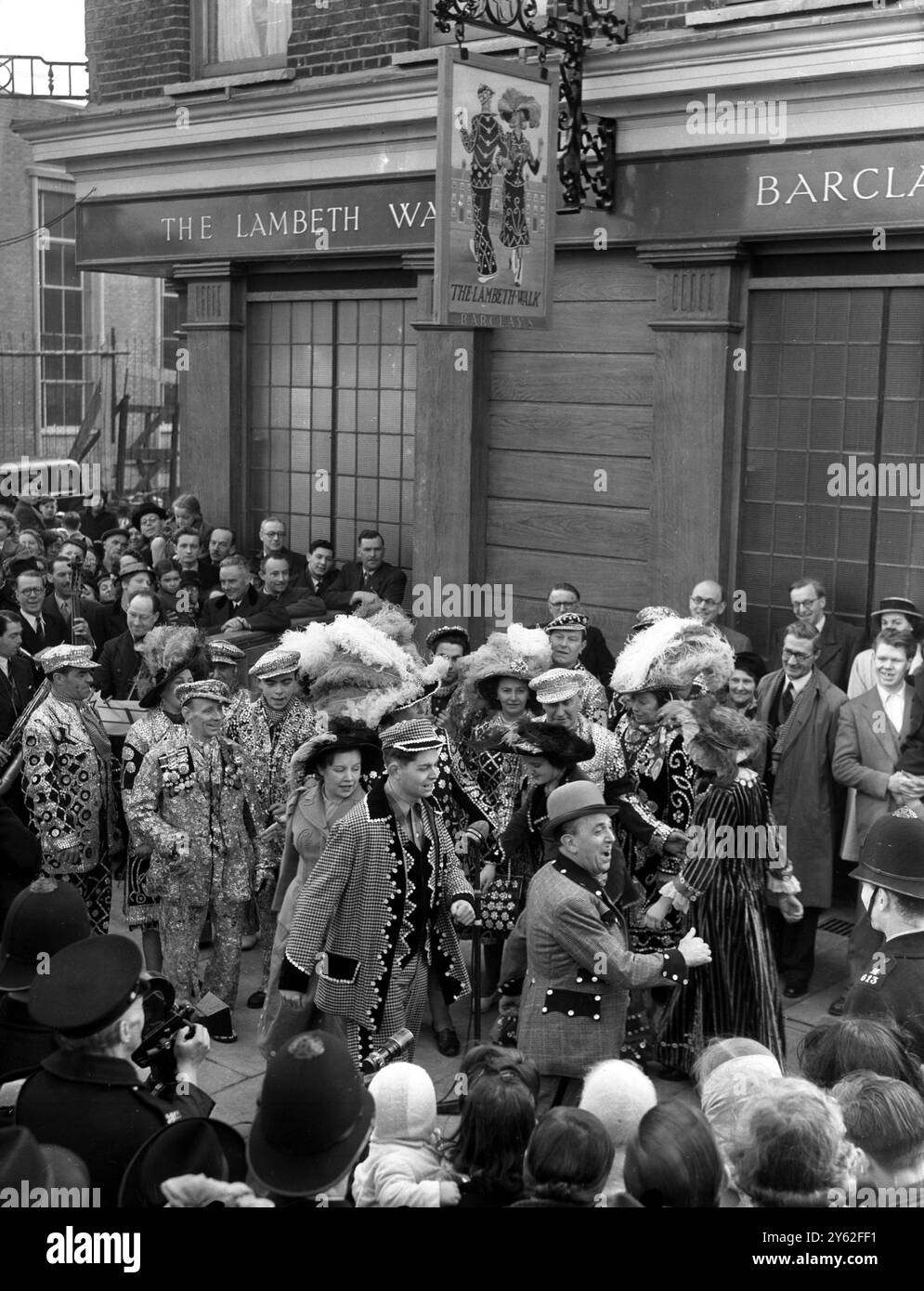 Lambeth walk 1950s Black and White Stock Photos & Images - Alamy