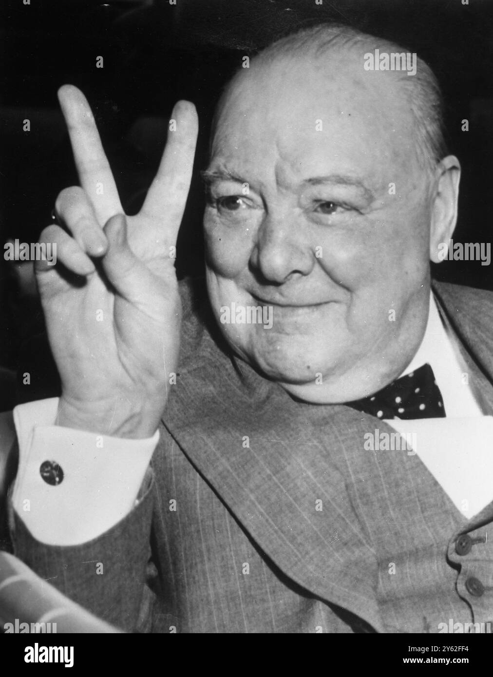 Winston churchill victory sign hi-res stock photography and images - Alamy