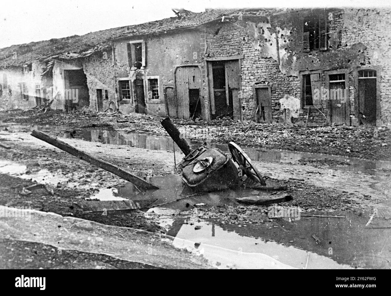 Deep shell hole hi-res stock photography and images - Alamy