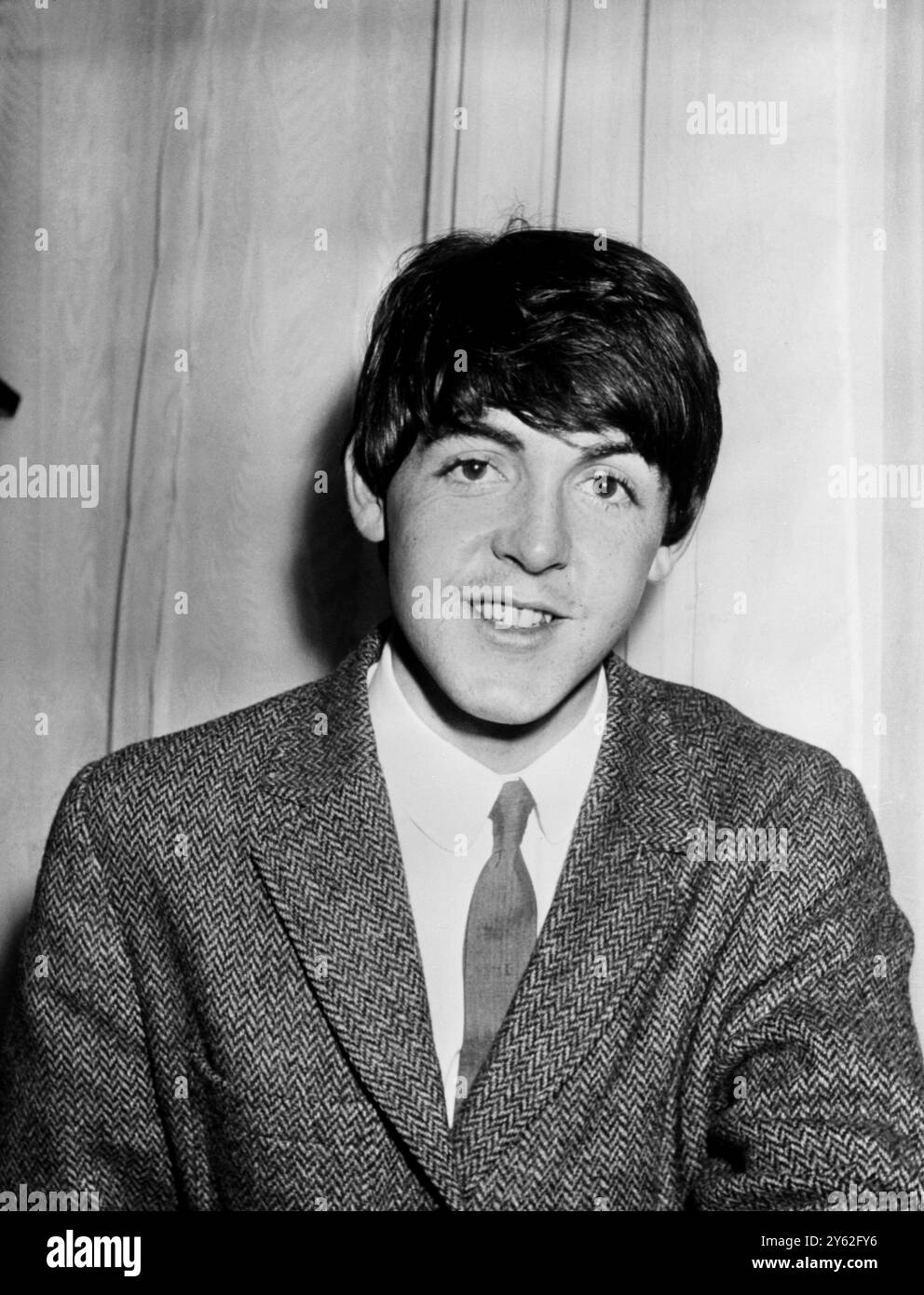 Paul mccartney 1964 hi-res stock photography and images - Alamy