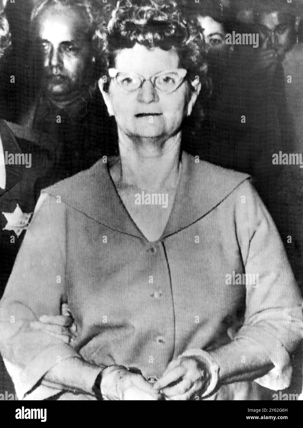 Elizabeth Duncan shows no emotion being charged with murder with hiring ...