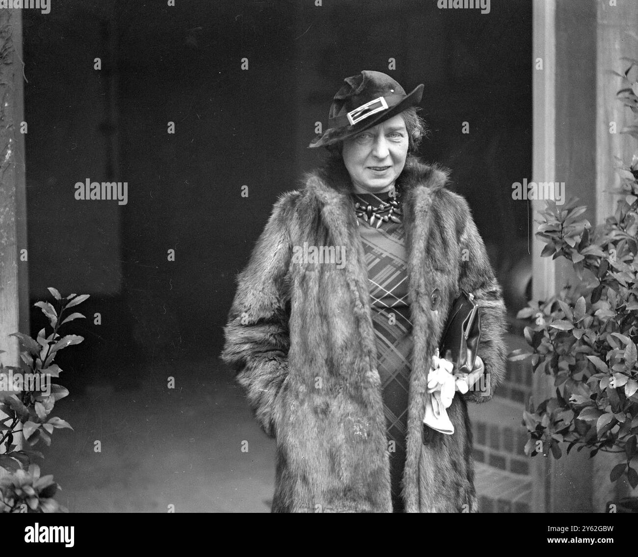 Dame Laura Knight , R A , leaving her London home ( 16 Langford Place ...