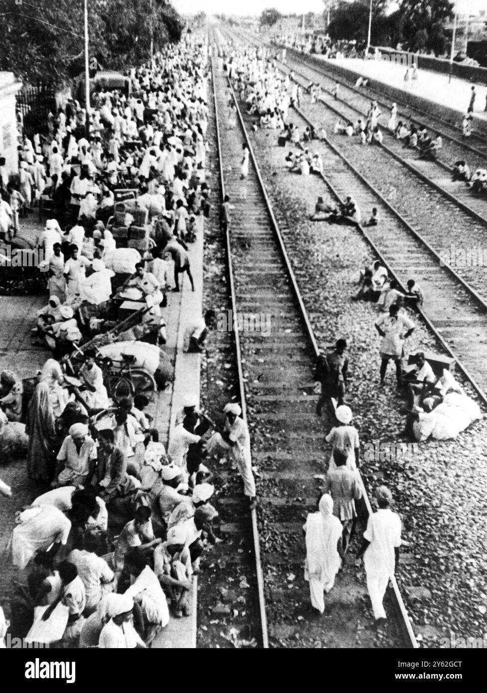 Refugees throng platform and railway lines as they await trains to ...