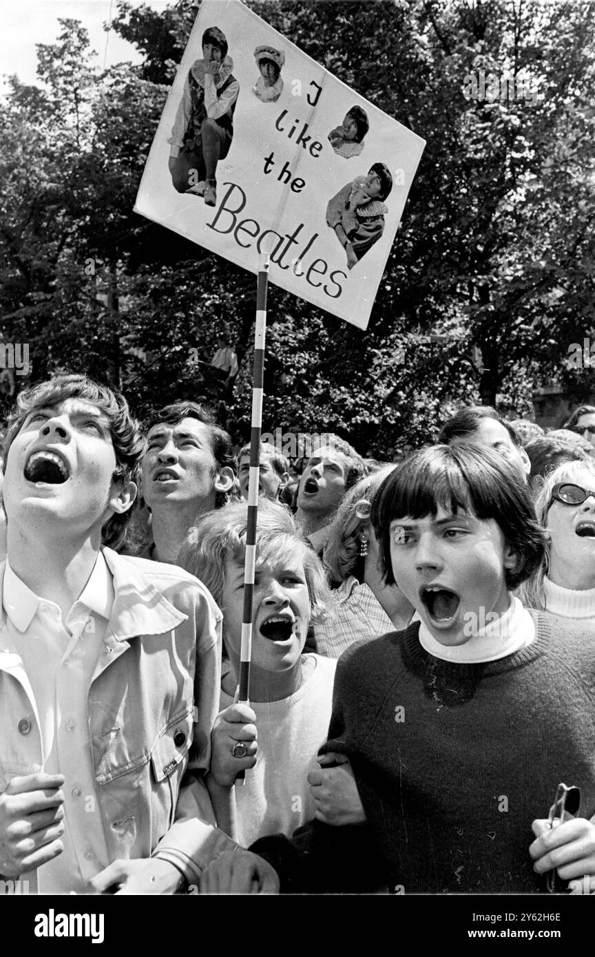 Beatles fans 1966 hi-res stock photography and images - Alamy