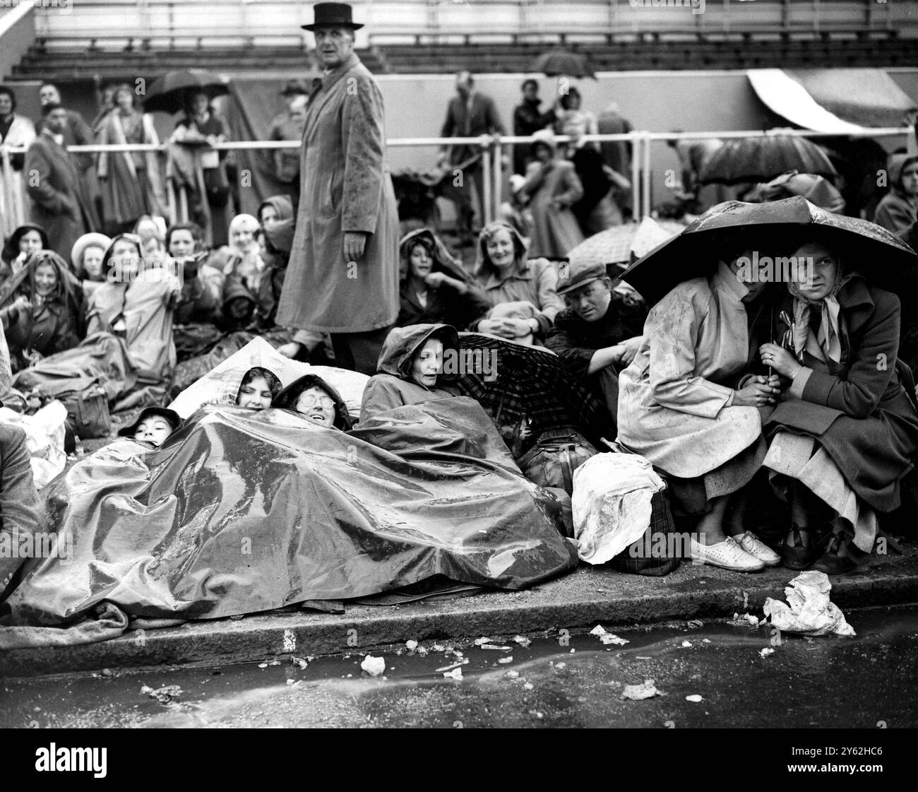Royalty english queen elizabeth ii 1953 coronation crowd scenes hi-res ...
