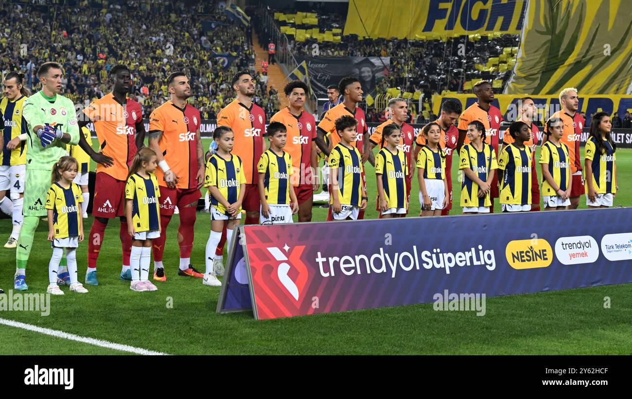 ISTANBUL - (l-r) Galatasaray SK goalkeeper Fernando Muslera, Davinson ...