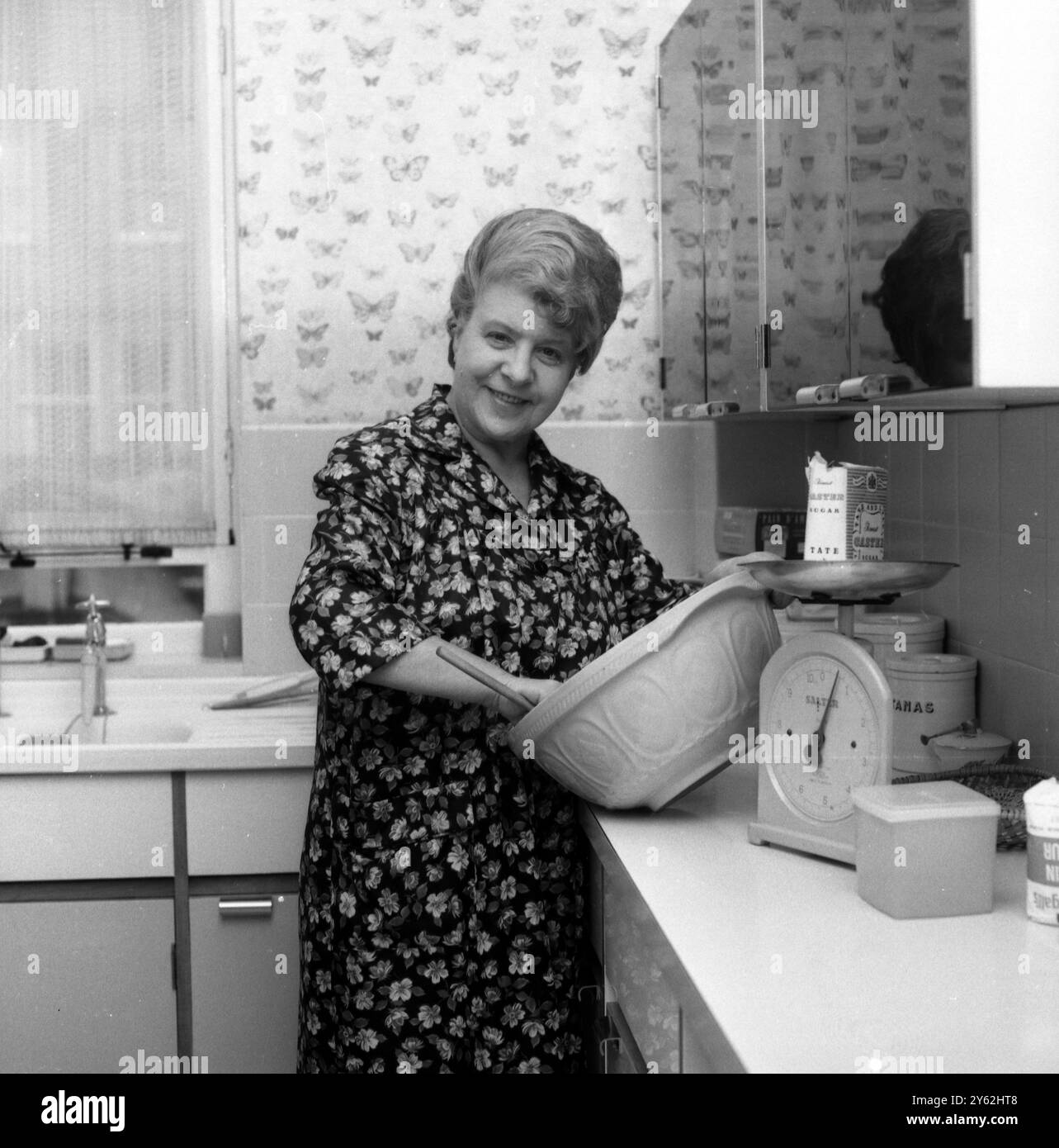 Irene Handl, 1901-1987, English character actress who appeared in more ... Irene Handl, 1901-1987, English character actress who appeared in more ...