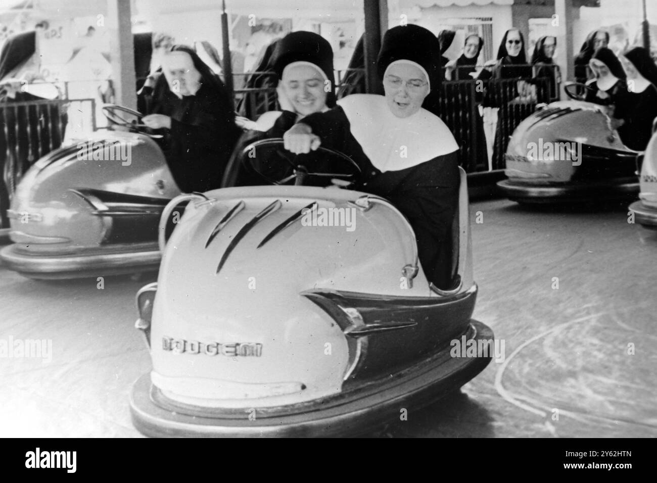NUNS IN A CAR AT FAIRGROUND IN CHICAGO ; 22 AUGUST 1962 Stock Photo - Alamy