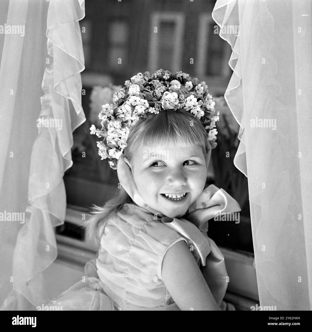 Easter bonnet and girl hi-res stock photography and images - Alamy