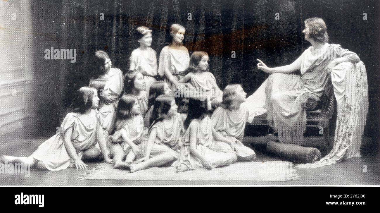 Isadora Duncan and her school of Greek dancing 1908 Stock Photo - Alamy