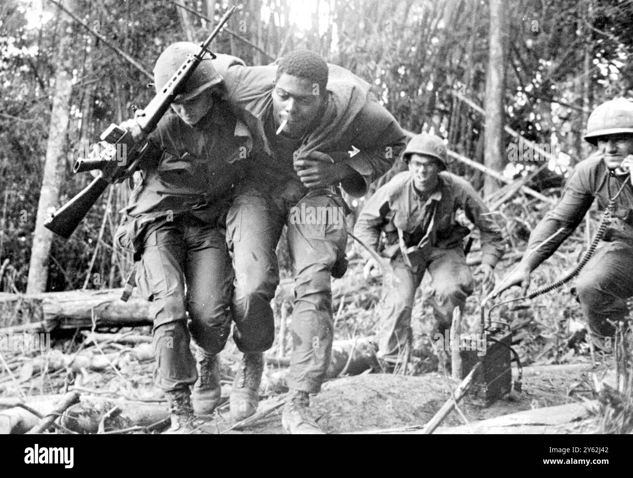 Dak To, South Vietnam : A wounded member of the United States 173rd ...