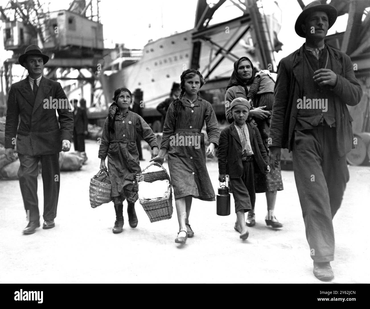 War refugees britain wwii hi-res stock photography and images - Alamy