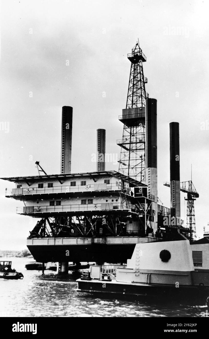 OIL MOBILE DRILLING PLATFORM ROTTERDAM 30 AUGUST 1961 Stock Photo - Alamy