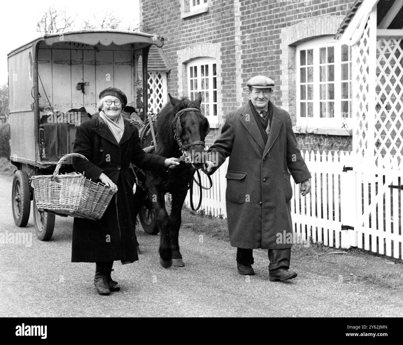 Hop pickers kent 1950s hi-res stock photography and images - Alamy