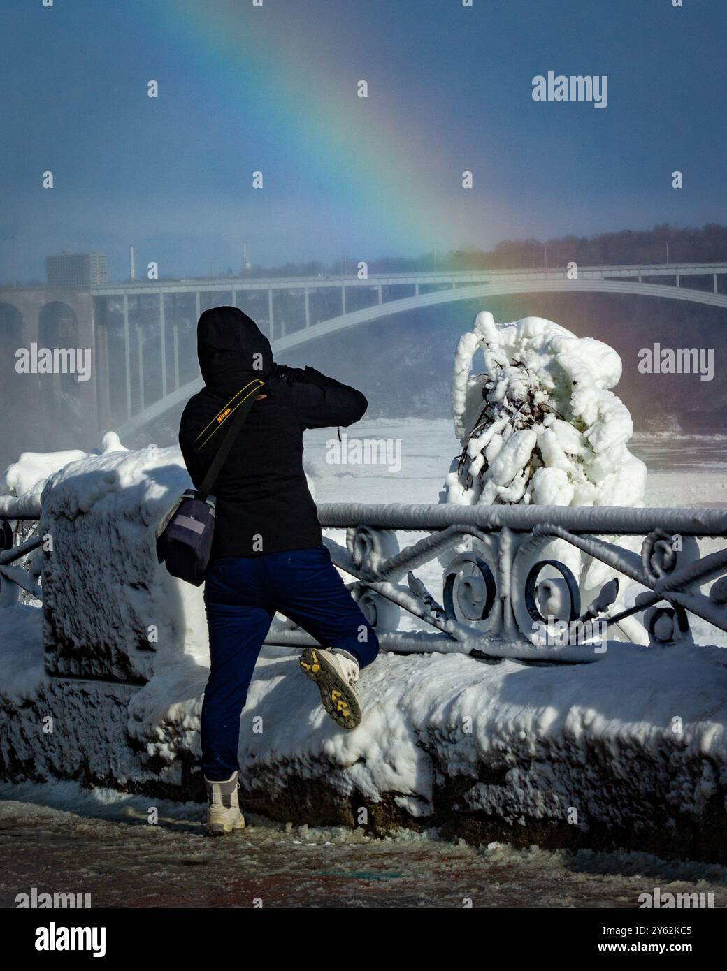 Looking at the Rainbow Bridge in Niagara Falls, Canada. Winter time ...