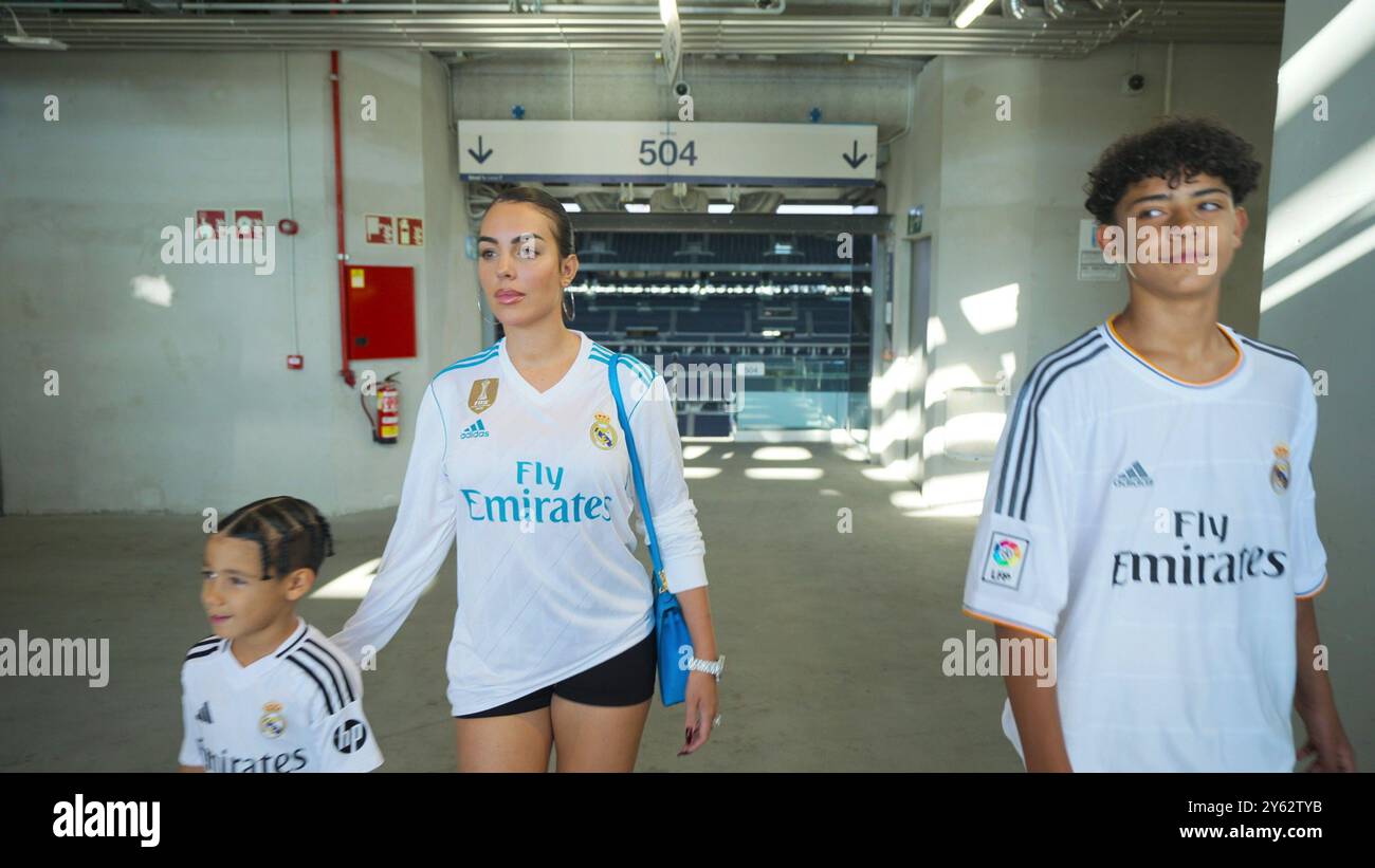 I AM GEORGINA, (aka SOY GEORGINA), Georgina Rodriguez (center), 'Family ...