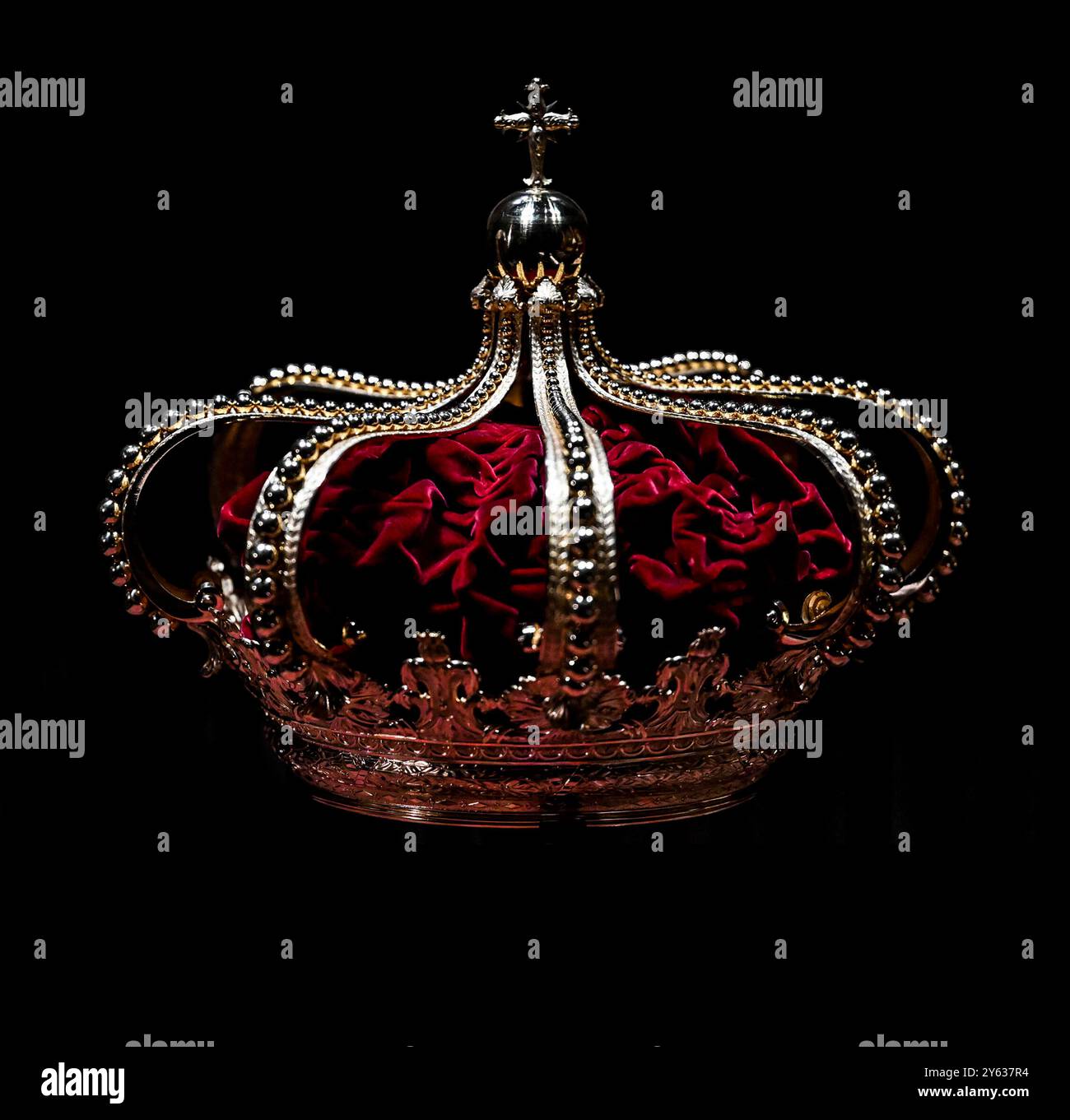The Crown of João VI (Portuguese Royal Crown). Museum: PALACIO NACIONAL ...