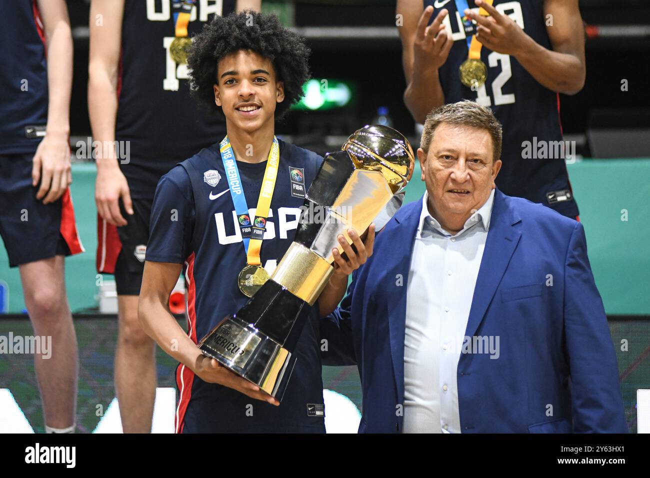 Christopher Brown (USA) receives the championship trophy from Fabian ...