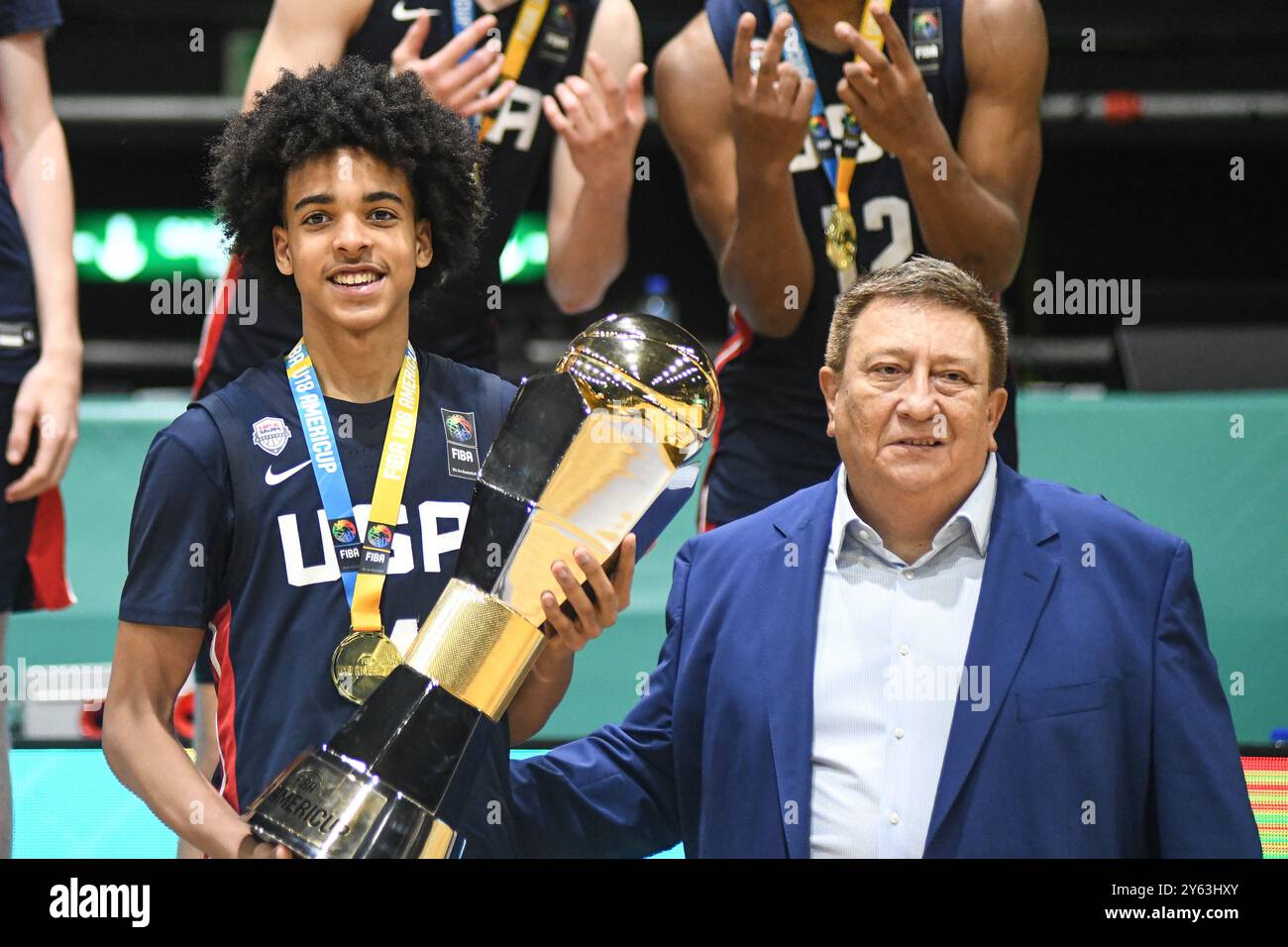 Christopher Brown (USA) receives the championship trophy from Fabian ...