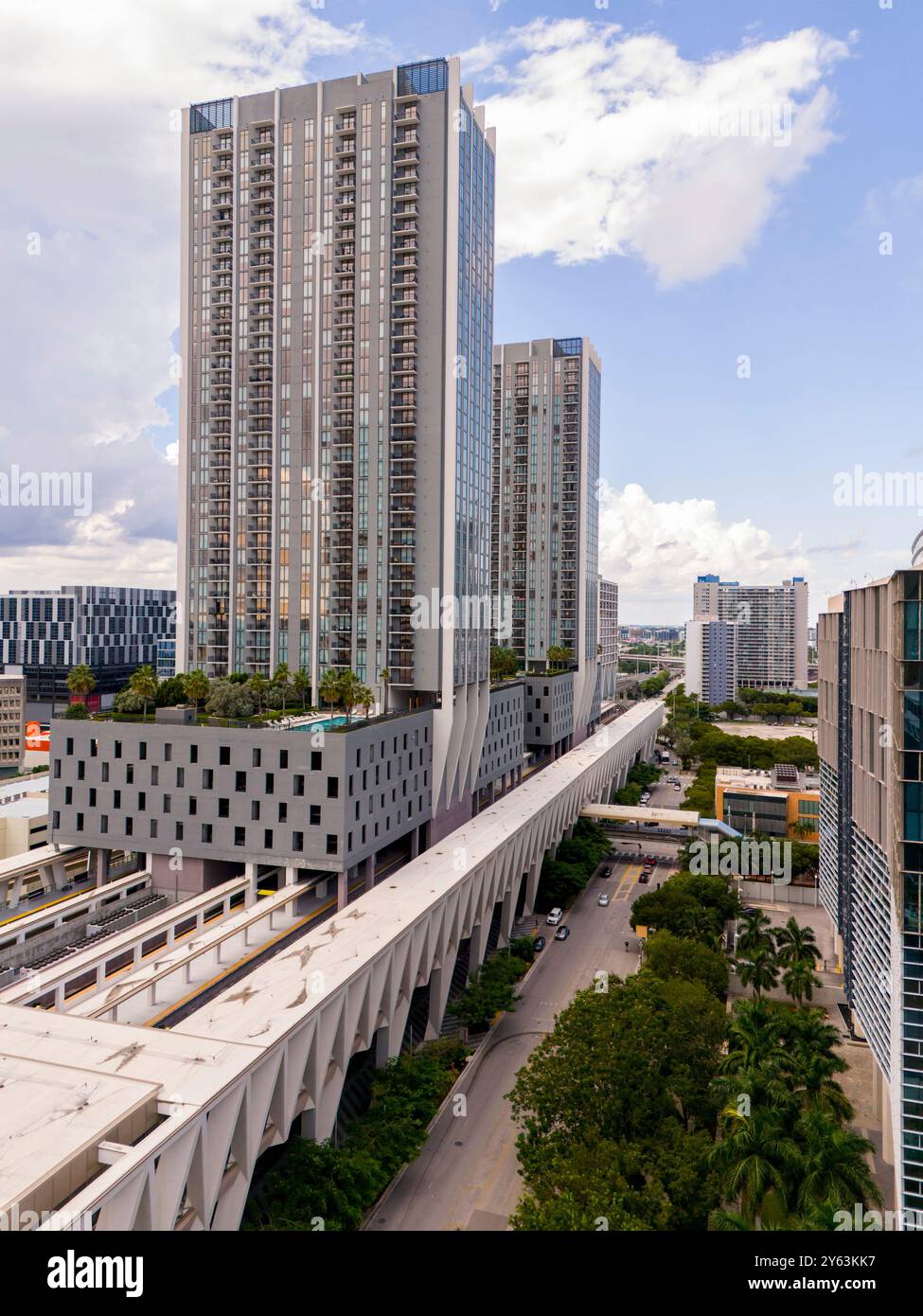 Miami Florida buildings and railroad platform Stock Photo - Alamy