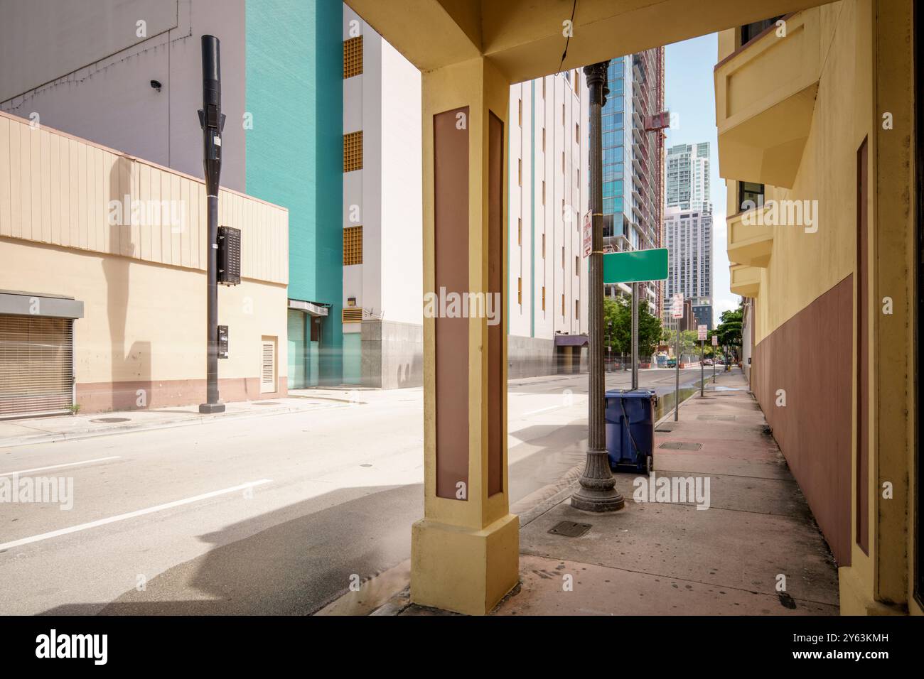 Downtown miami street scene florida hi-res stock photography and images ...