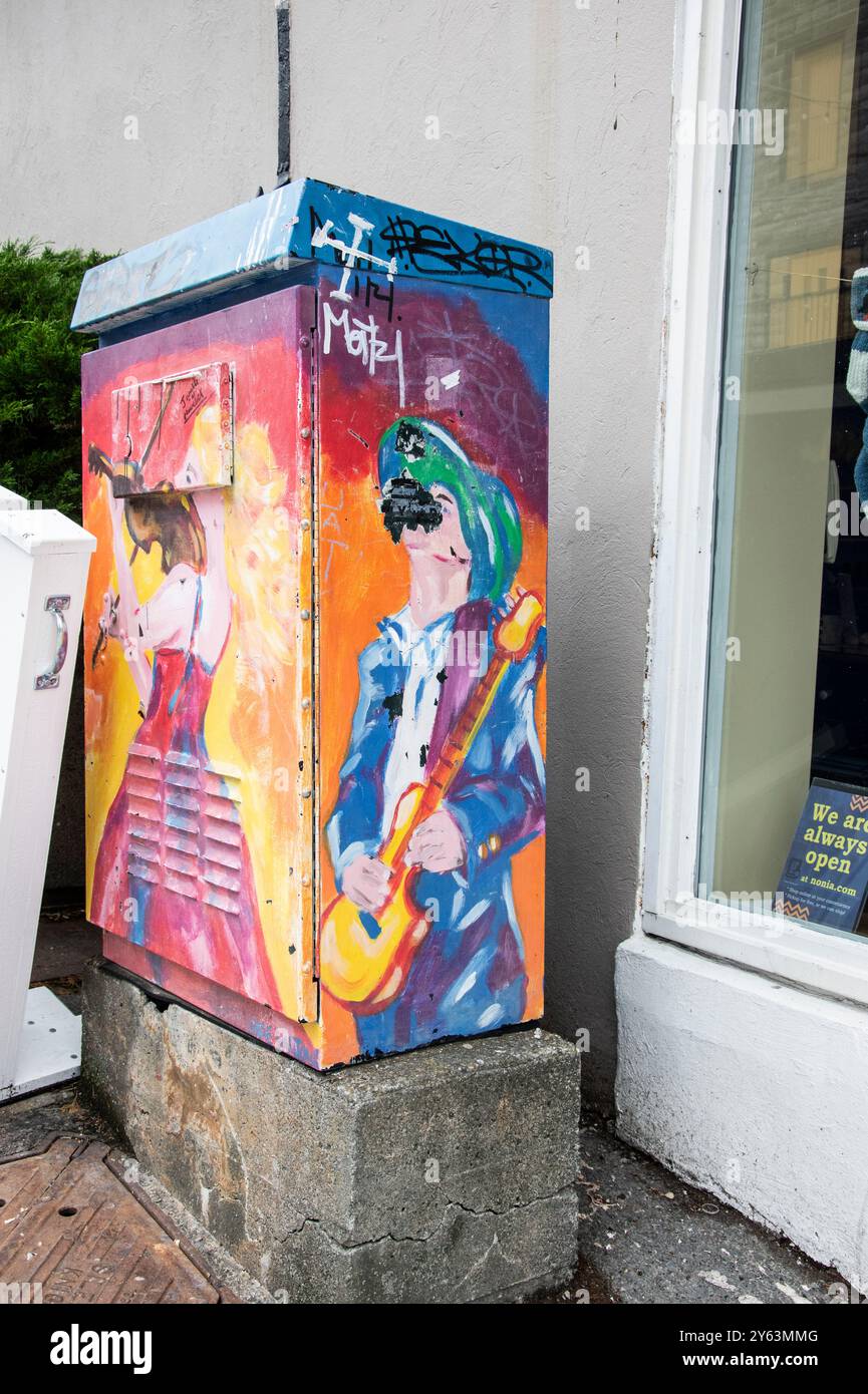 Musicians playing music mural on electrical traffic control box on ...