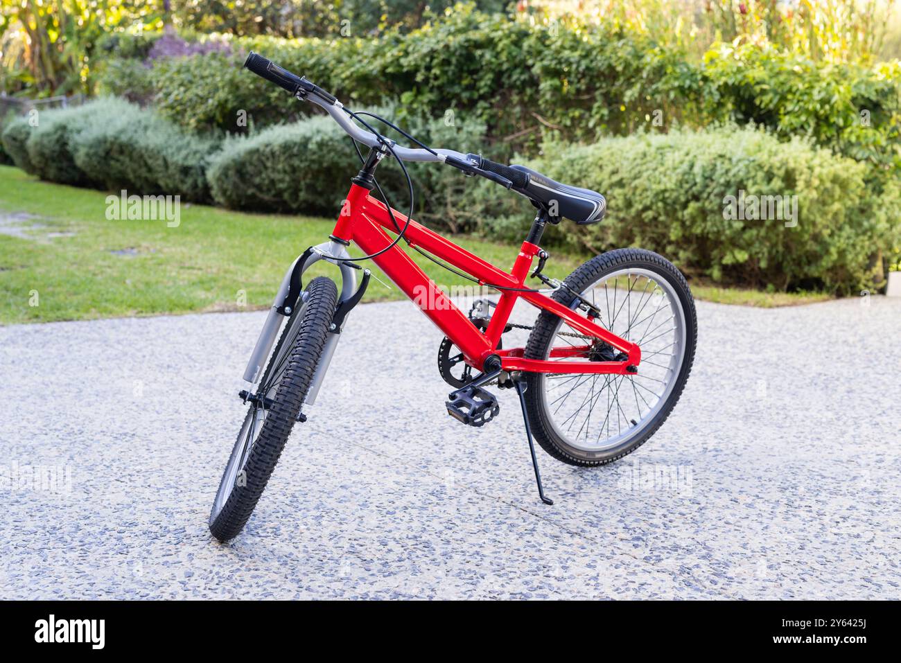 Gravel garden path hi-res stock photography and images - Alamy