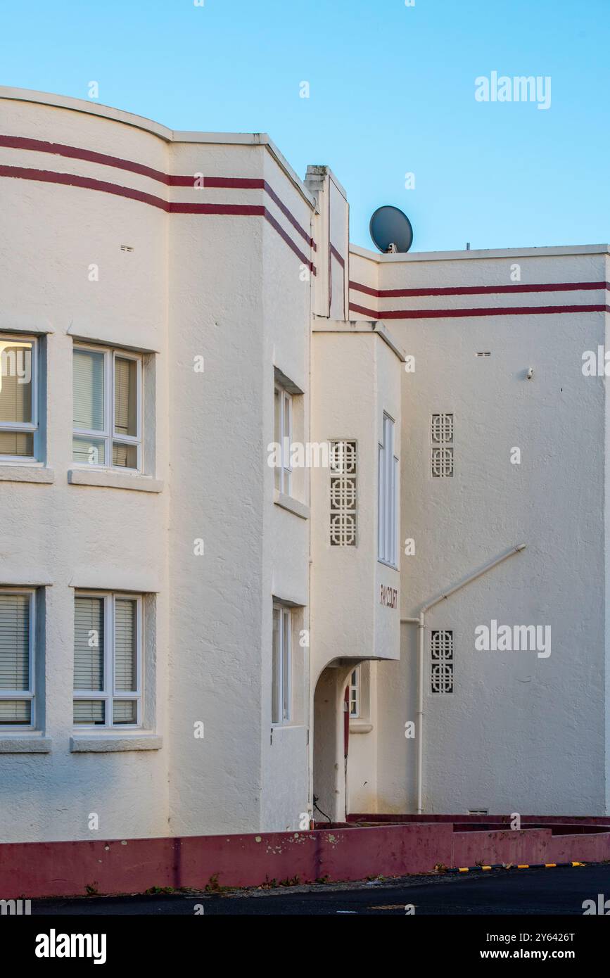 A low rise 1940's built Art Deco style apartment block in Herne Bay ...