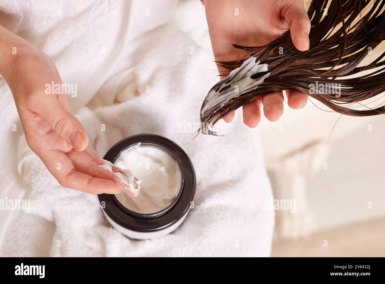 Person applying hair mask to wet hair, close-up of hands and hair Stock ...