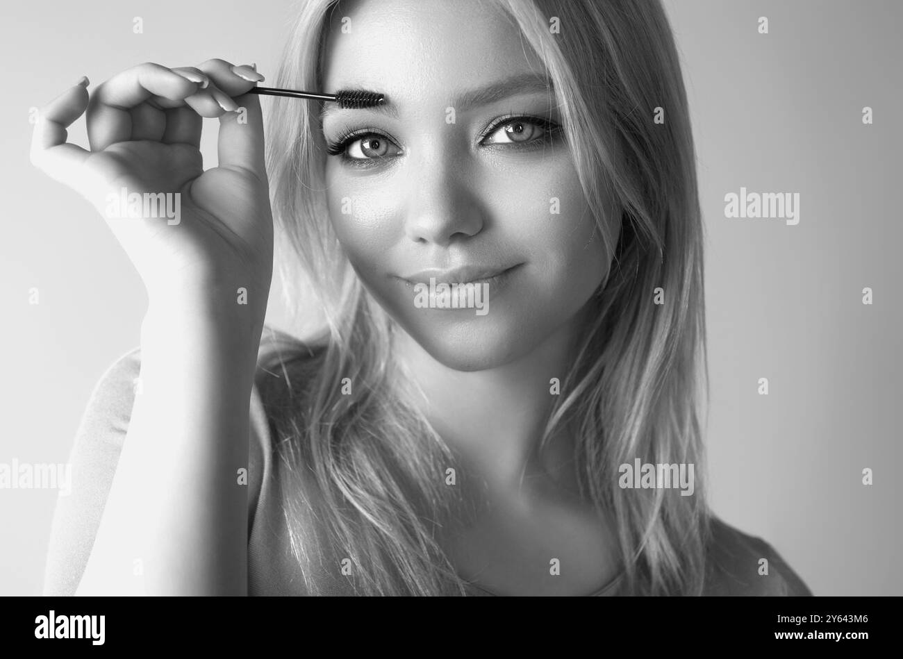 Woman shaping brown eyebrows. Woman eye with beautiful eyebrows. Shaped ...