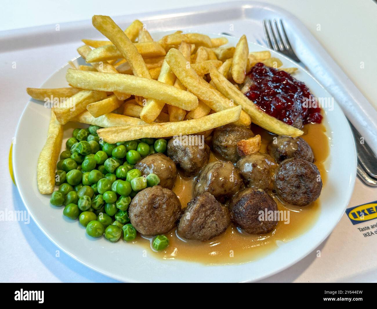 Speisen in einem IKEA Restaurant. Köttbullar, traditionelle schwedische ...