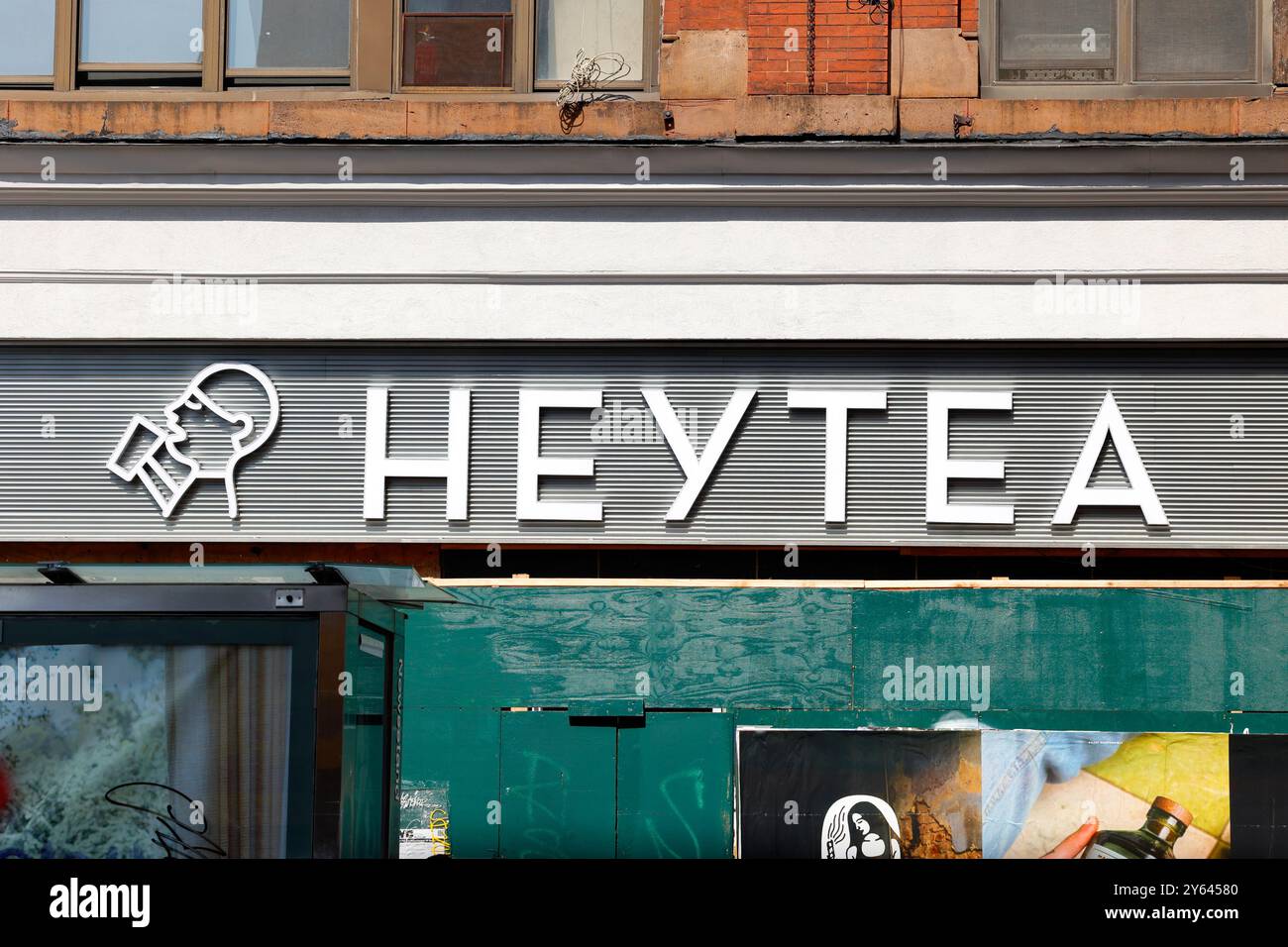 Signage for Heytea 喜茶, a Chinese real fruit tea, cheese tea drink chain ...