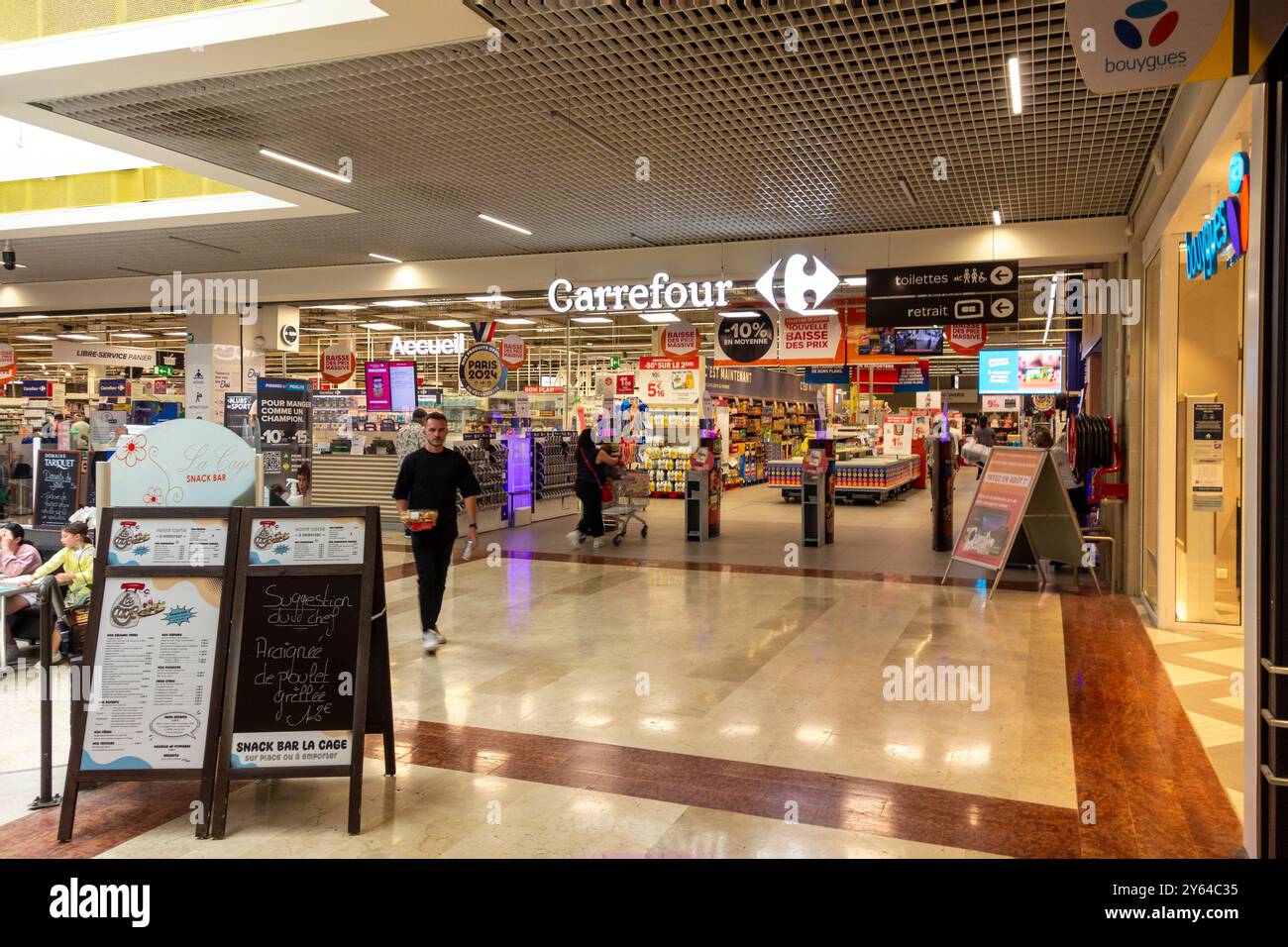 Carrefour Hypermarket in Centre Commercial (shopping centre), Balaruc ...