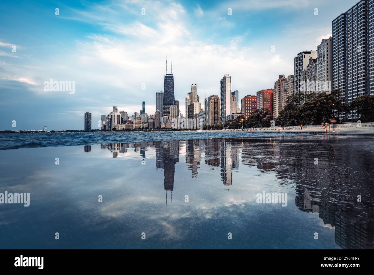 Chicago architecture reflected hi-res stock photography and images - Alamy
