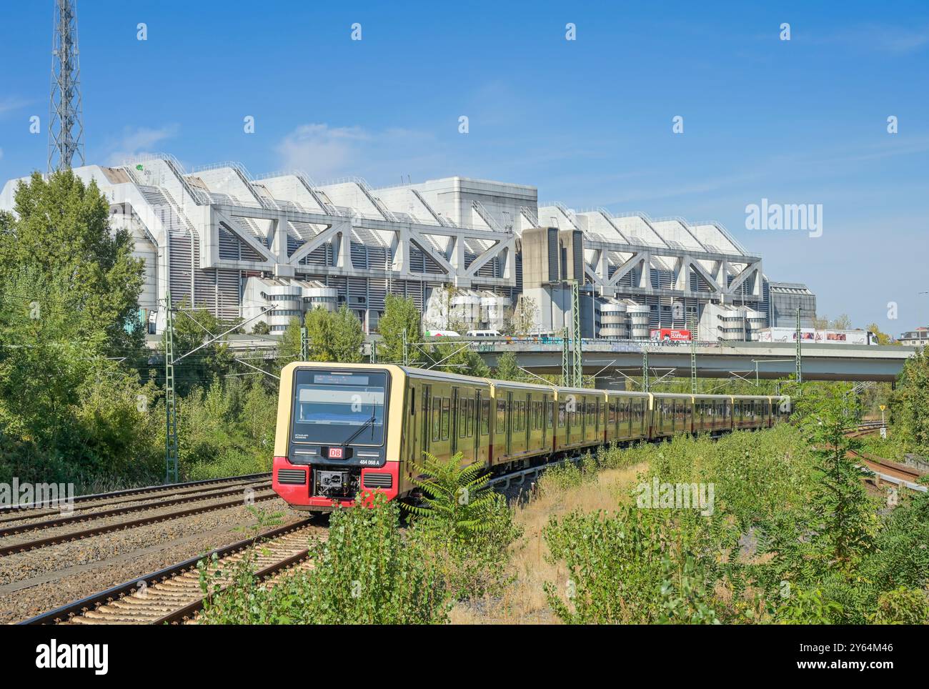 Ringbahn, S-Bahn vor dem Bahnhof Westkreuz, ICC, Westend ...