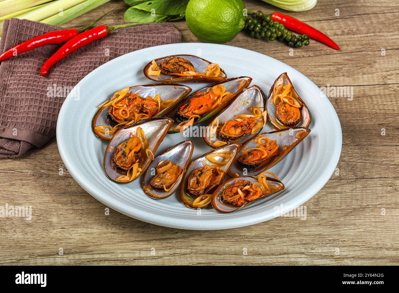 Steamed Messels with lemongrass and tomato Stock Photo - Alamy