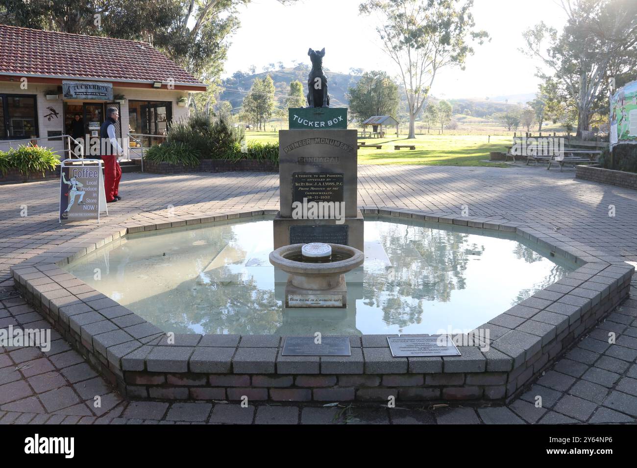 Dog on the Tuckerbox statue, near Gundagai, NSW, Australia Stock Photo ...