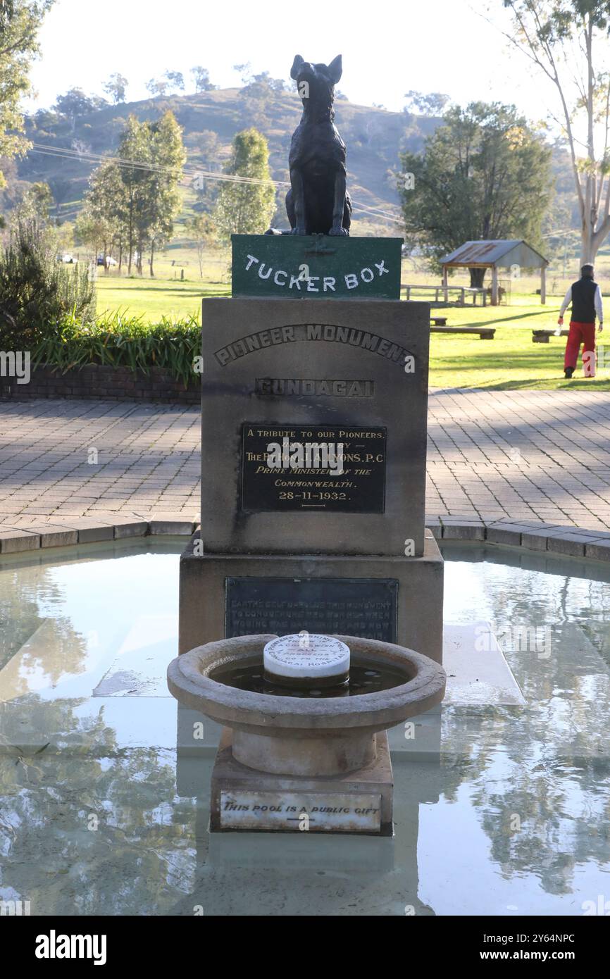 Dog on the Tuckerbox statue, near Gundagai, NSW, Australia Stock Photo ...