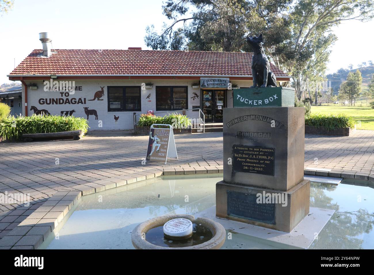 Dog on the Tuckerbox statue, near Gundagai, NSW, Australia Stock Photo ...