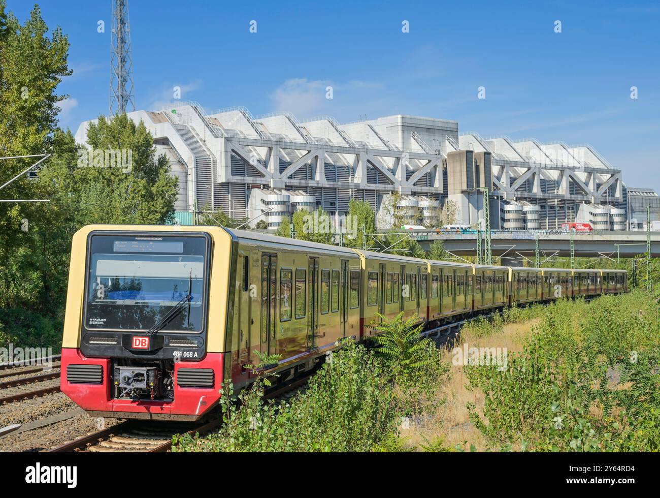 Ringbahn, S-Bahn vor dem Bahnhof Westkreuz, ICC, Westend ...