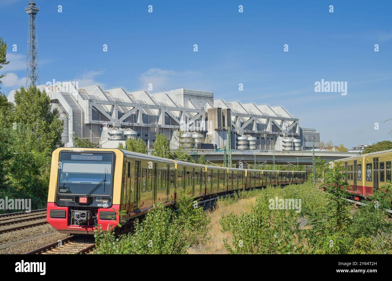 Ringbahn, S-Bahn vor dem Bahnhof Westkreuz, ICC, Westend ...