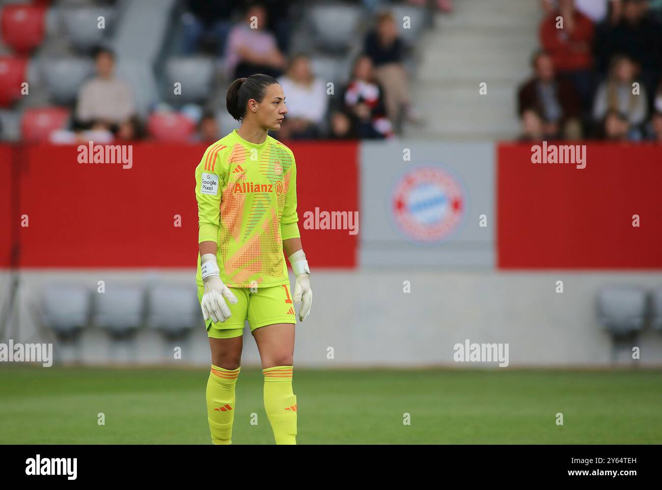Maria luisa grohs fc bayern munchen stehend auf dem spielfeld hi-res ...